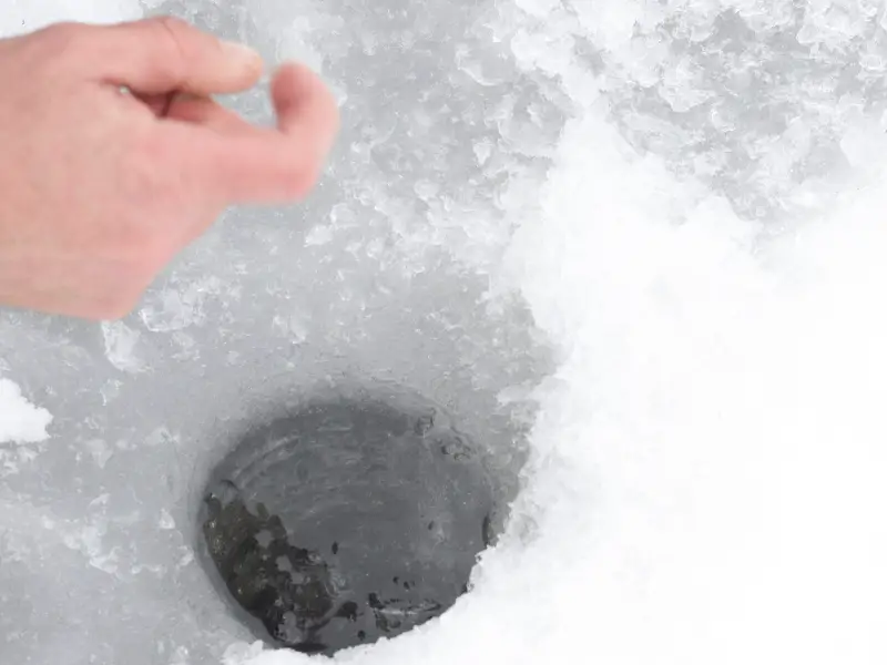 How Does Deep Hole Fishing Work? Read Before Going - AquariumPub